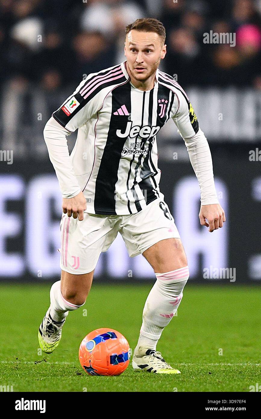 TURIN, ITALY - DECEMBER 2: Teun Koopmeiners of Juventus FC in action ...