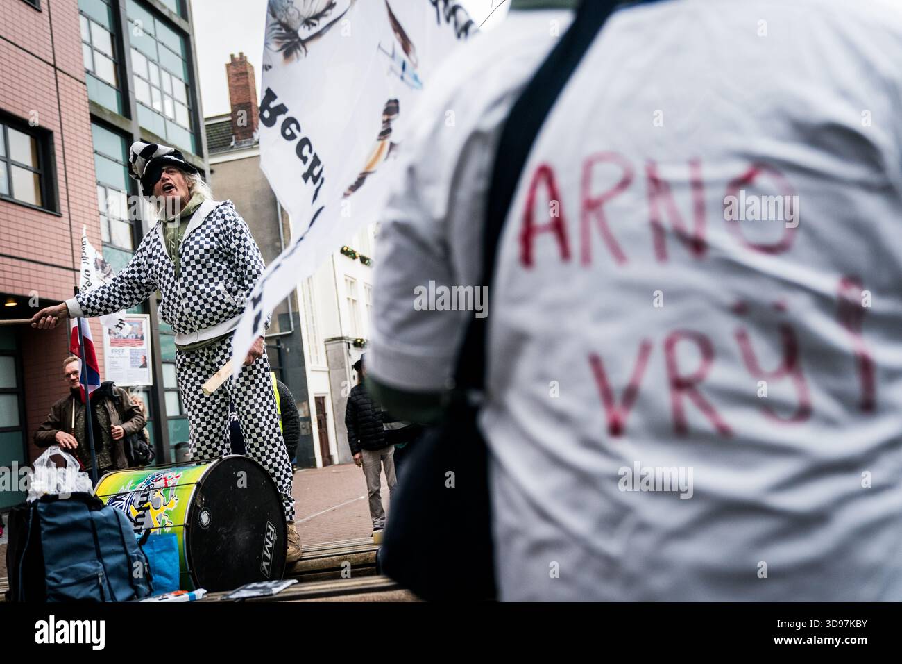 LEEUWARDEN - Sympathizers of suspect Arno van K. stand outside the ...