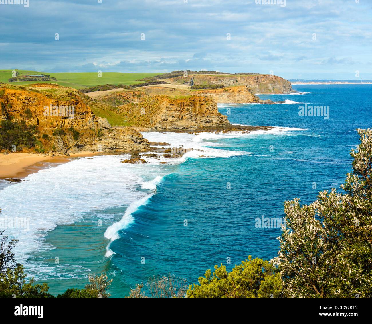 Waves rolling against rocky cliffs hi-res stock photography and images ...