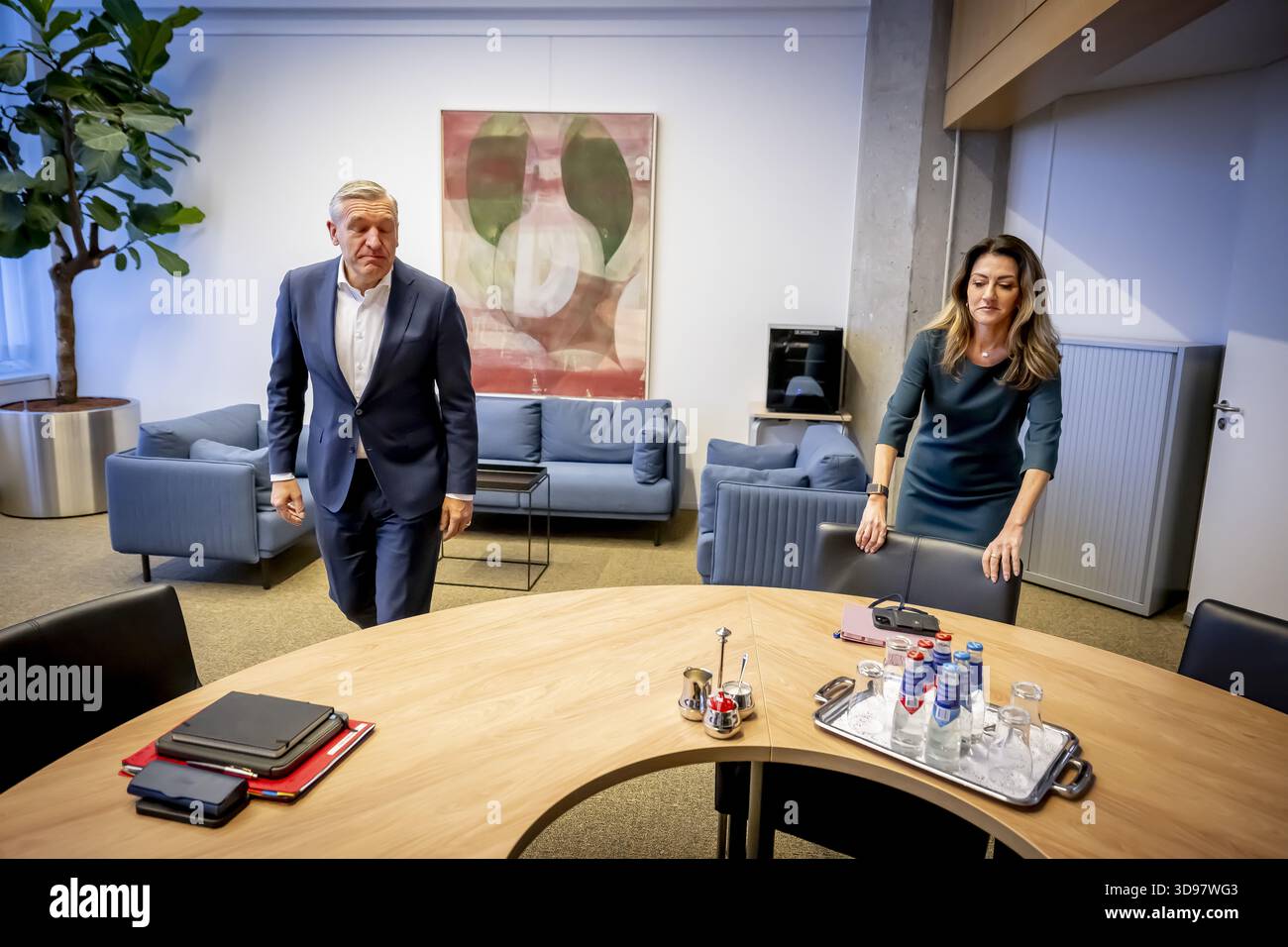 THE HAGUE - Informateur Sybrand Buma will continue his talks with party ...