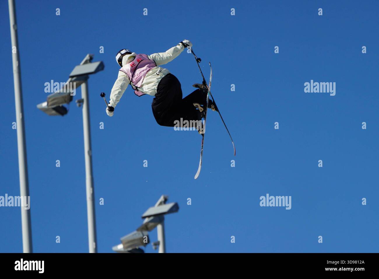 (251204) -- BEIJING, Dec. 4, 2025 (Xinhua) -- Xiao Siyu of China ...