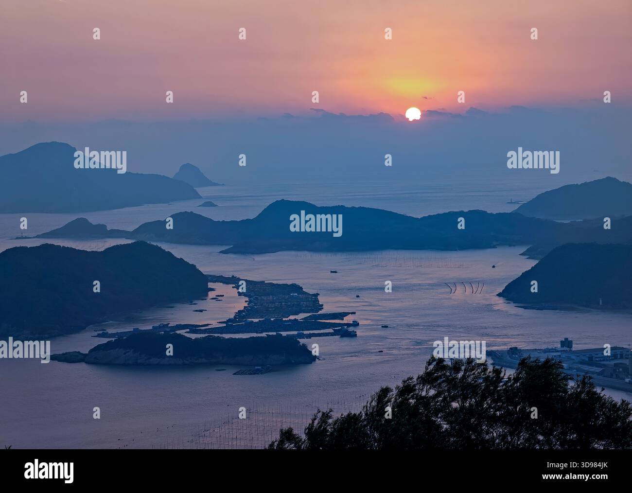 (251204) -- XIAPU, Dec. 4, 2025 (Xinhua) -- This photo shows a sea view ...