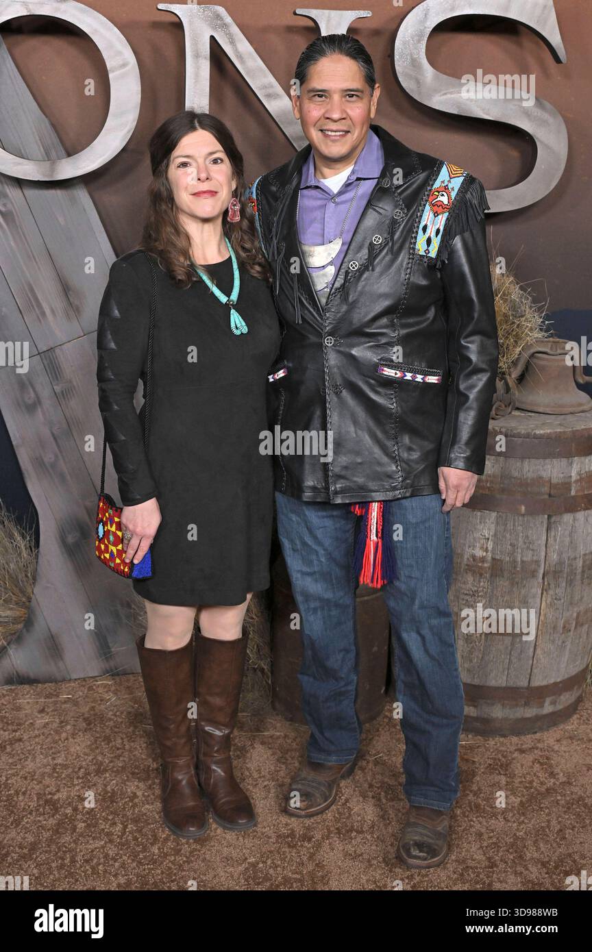 Mary Kathryn Nagle und Jonodev Chaudhuri bei der Premiere der Netflix-Serie The Abandons im ...