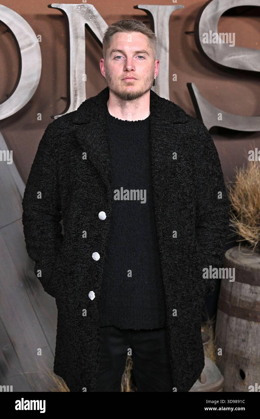 Toby Hemingway bei der Premiere der Netflix-Serie The Abandons im ...