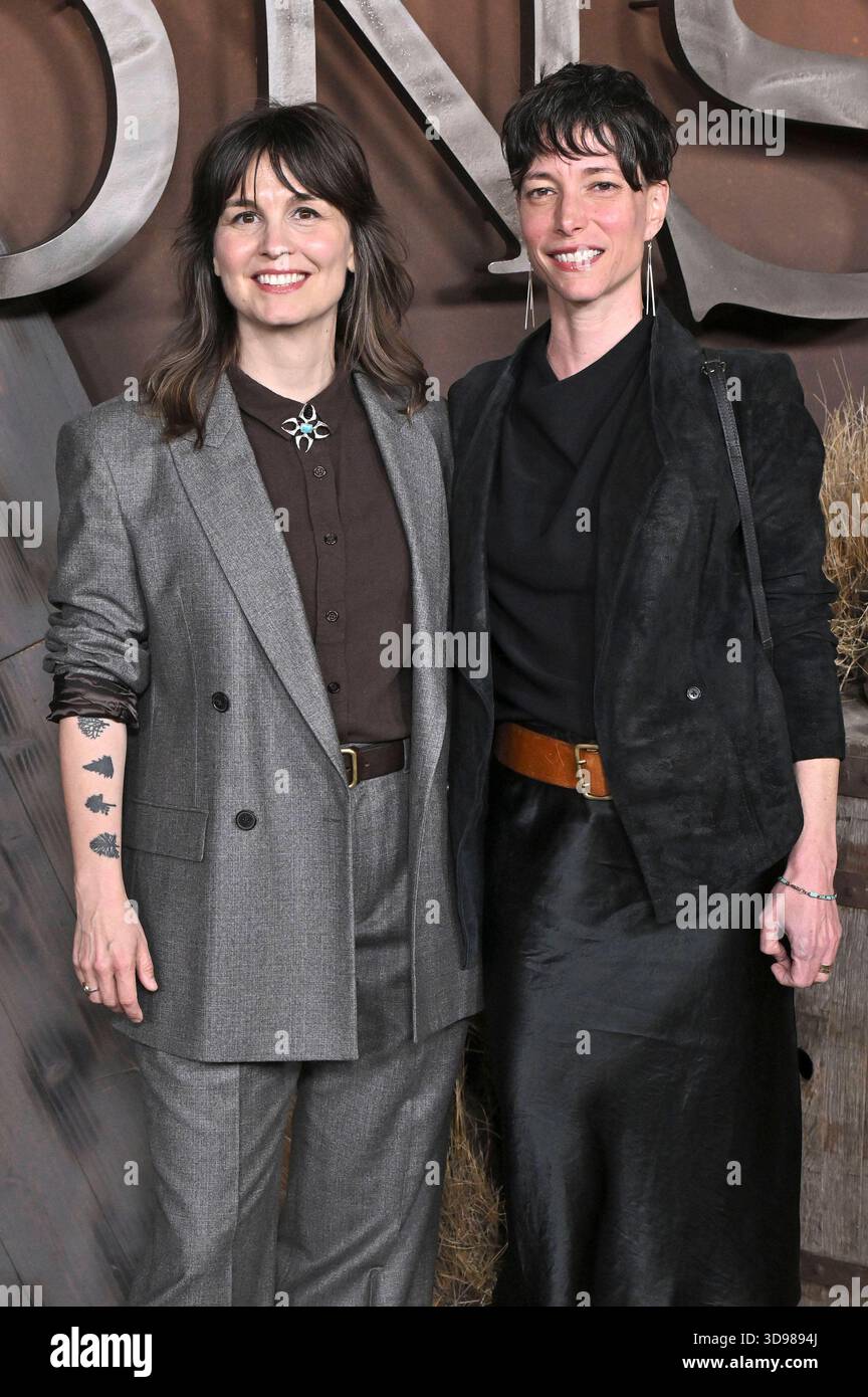 Elysa Voshell und Sarah McCarron bei der Premiere der Netflix-Serie The ...