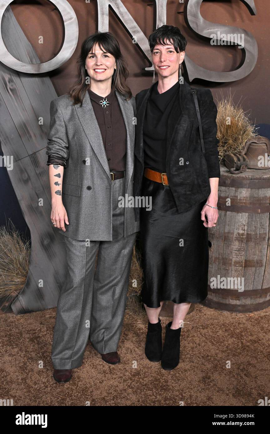Elysa Voshell und Sarah McCarron bei der Premiere der Netflix-Serie The ...