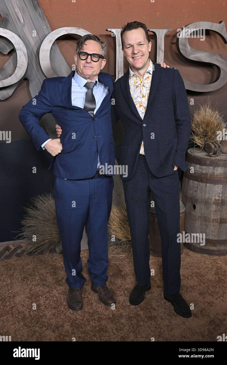 Stephen Surjik und Otto Bathurst bei der Premiere der Netflix-Serie The Abandons im Netflix ...