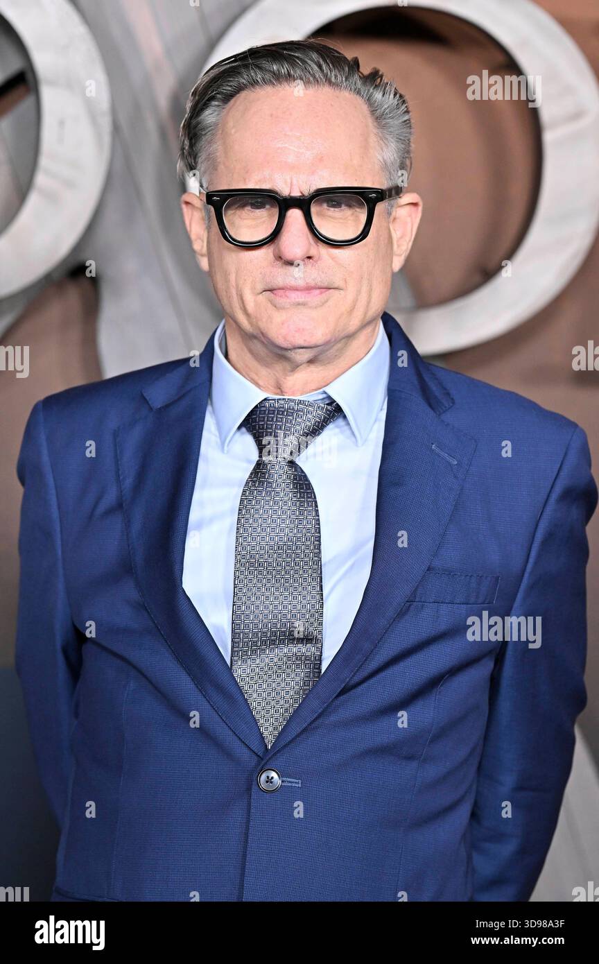 Stephen Surjik bei der Premiere der Netflix-Serie The Abandons im ...