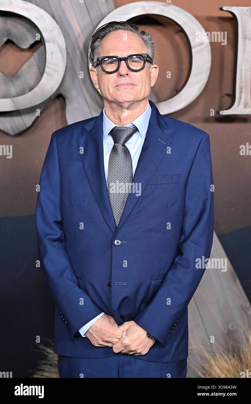 Stephen Surjik bei der Premiere der Netflix-Serie The Abandons im ...