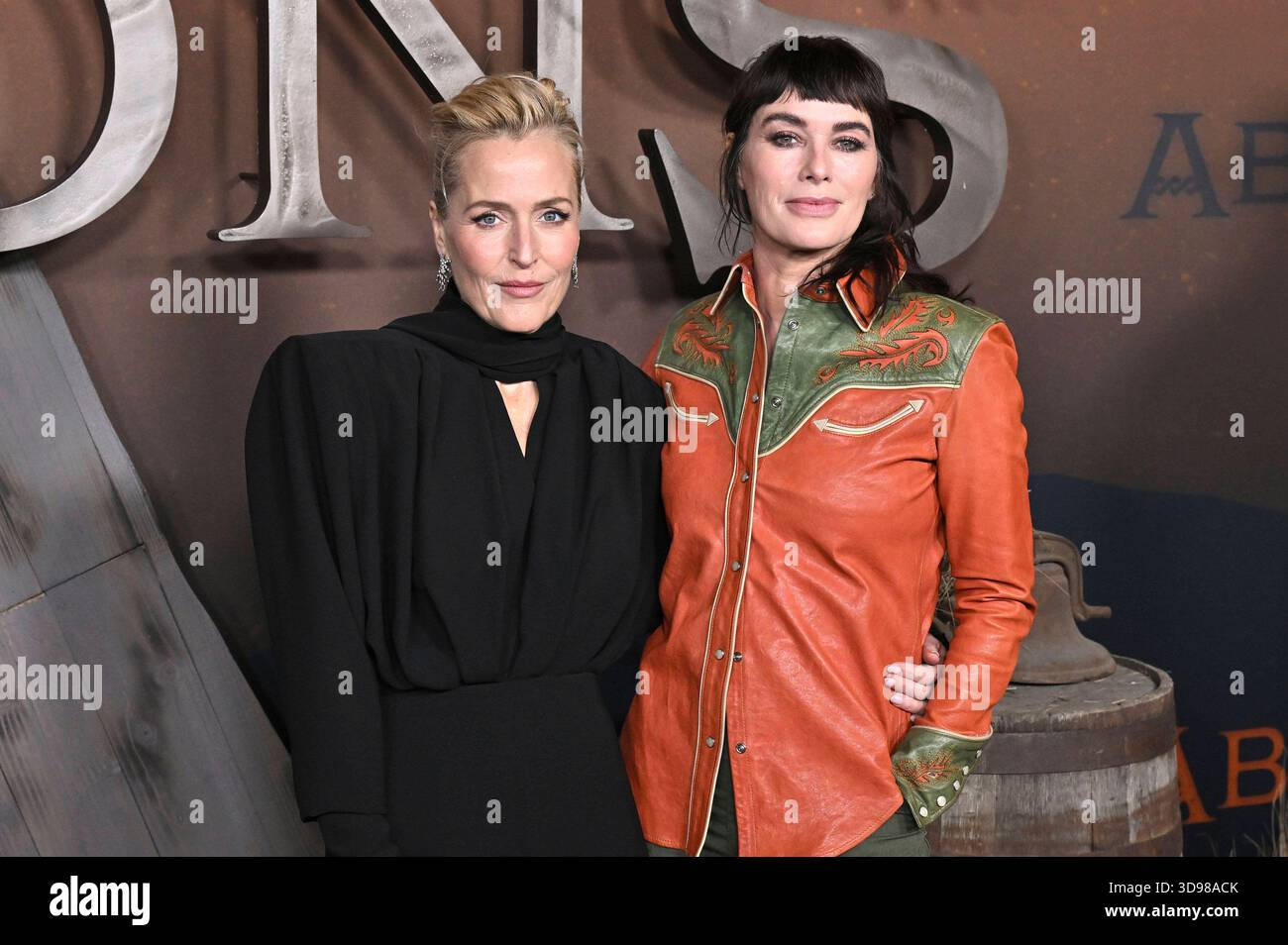 Gillian Anderson und Lena Headey bei der Premiere der Netflix-Serie The Abandons im Netflix ...