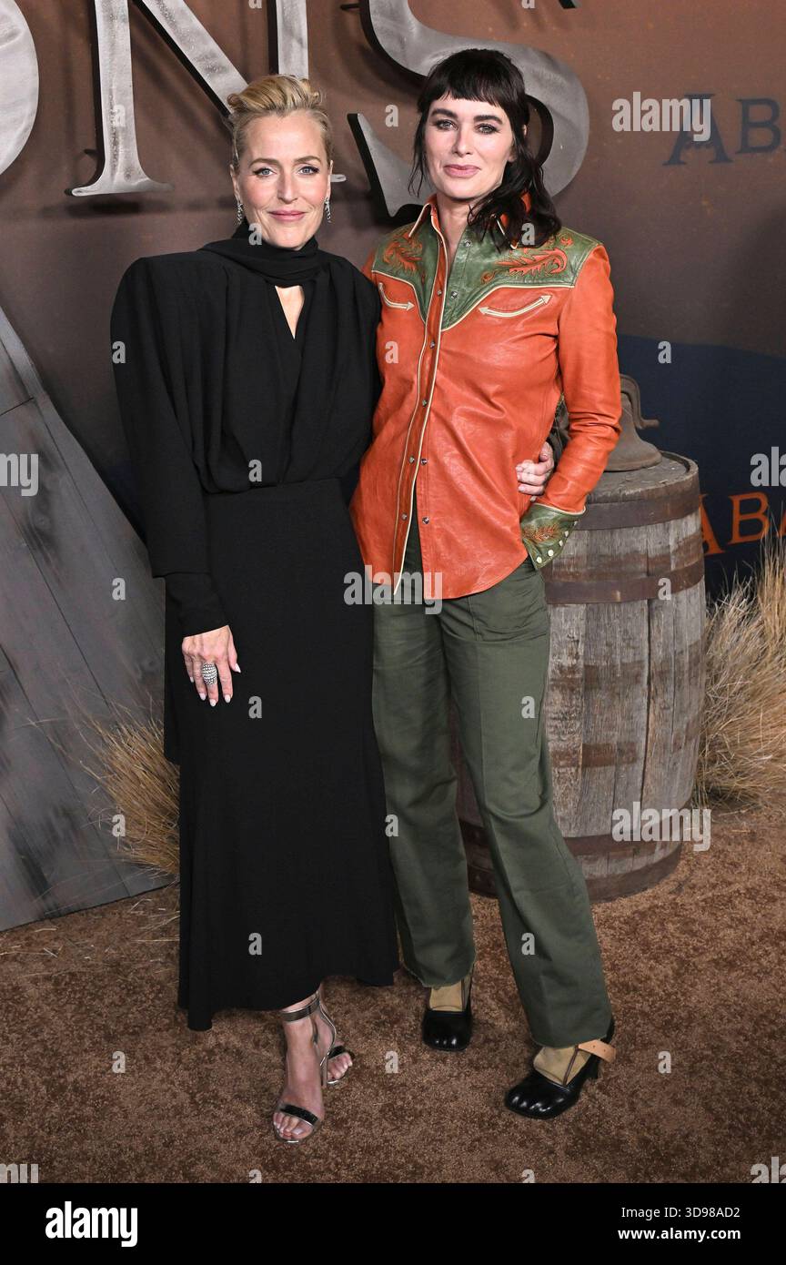 Gillian Anderson und Lena Headey bei der Premiere der Netflix-Serie The Abandons im Netflix ...