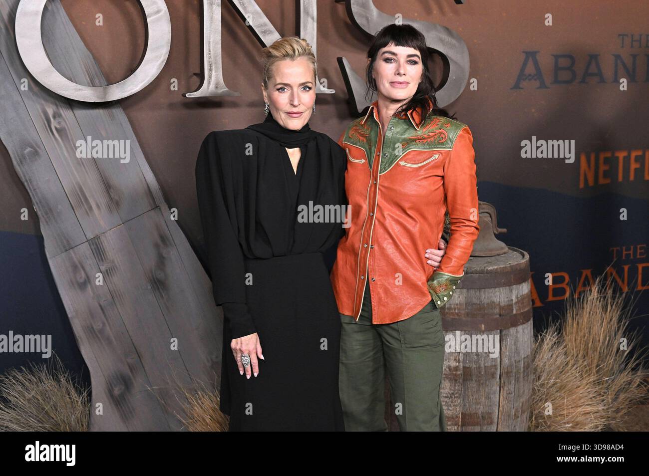 Gillian Anderson und Lena Headey bei der Premiere der Netflix-Serie The Abandons im Netflix ...