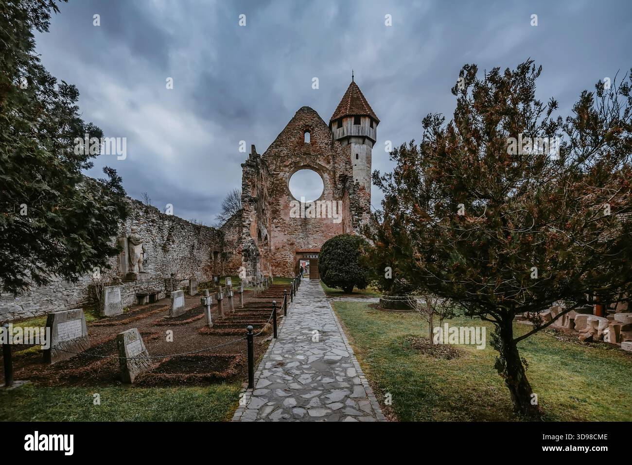 Tombstones graveyard ruins old hi-res stock photography and images - Alamy