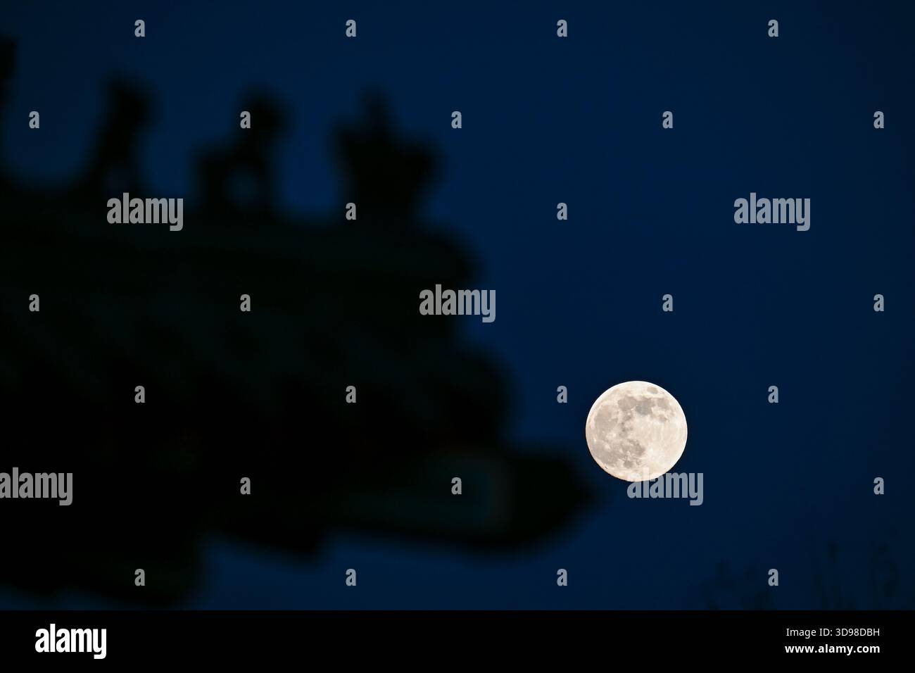 (251204) -- BEIJING, Dec. 4, 2025 (Xinhua) -- A full moon is pictured ...