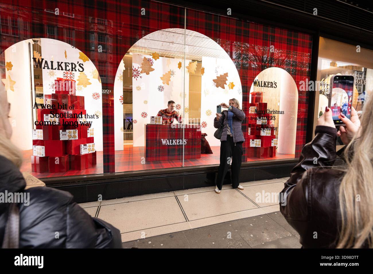 EDITORIAL USE ONLY Andy Murray makes a surprise appearance in a Walker ...