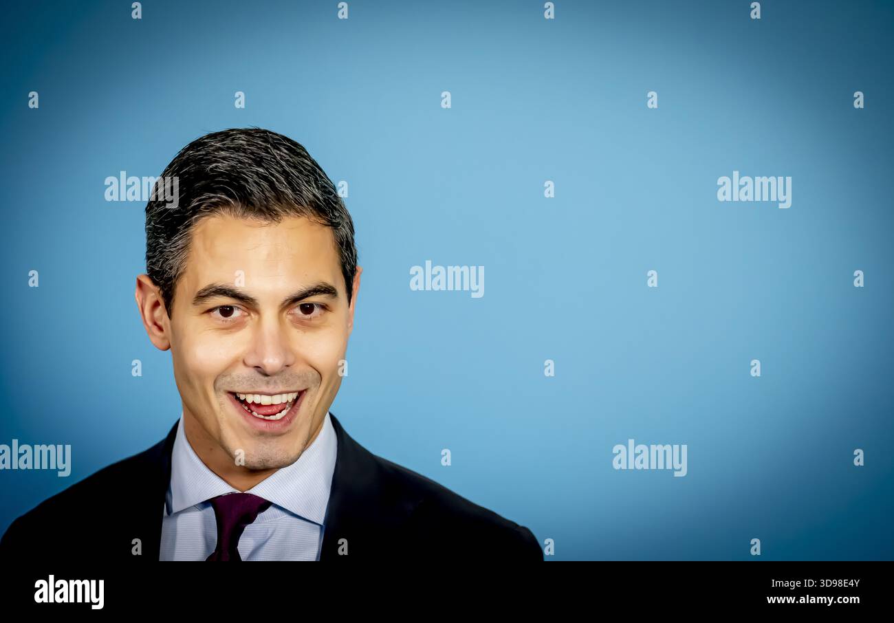 THE HAGUE - Informateur Sybrand Buma will continue his talks with party ...