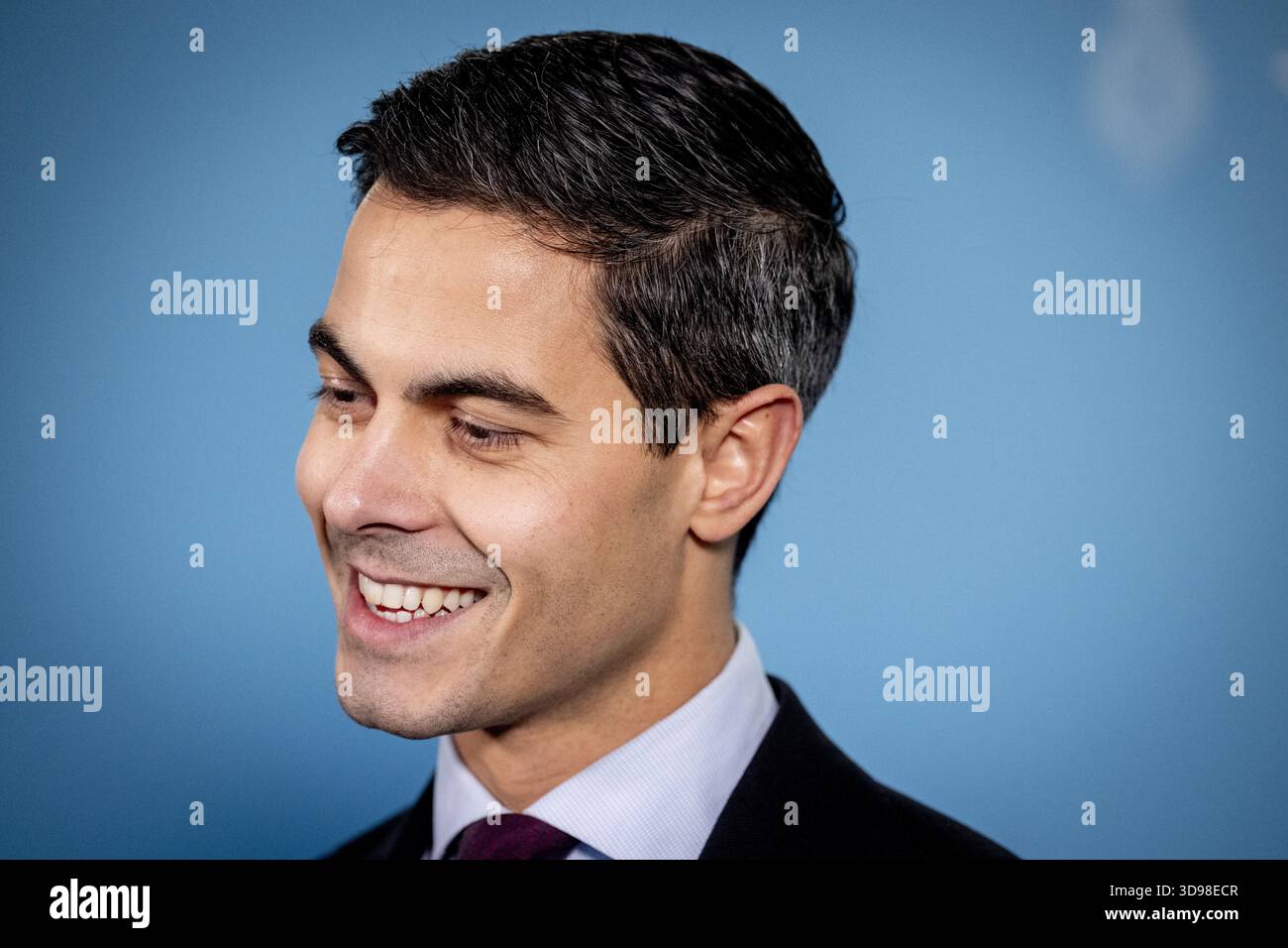 THE HAGUE - Informateur Sybrand Buma will continue his talks with party ...