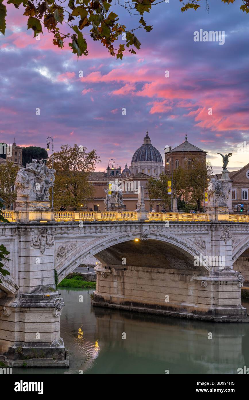 Dramatic sunset sky above the River Tiber & the 'Ponte Vittorio Emanuel ...