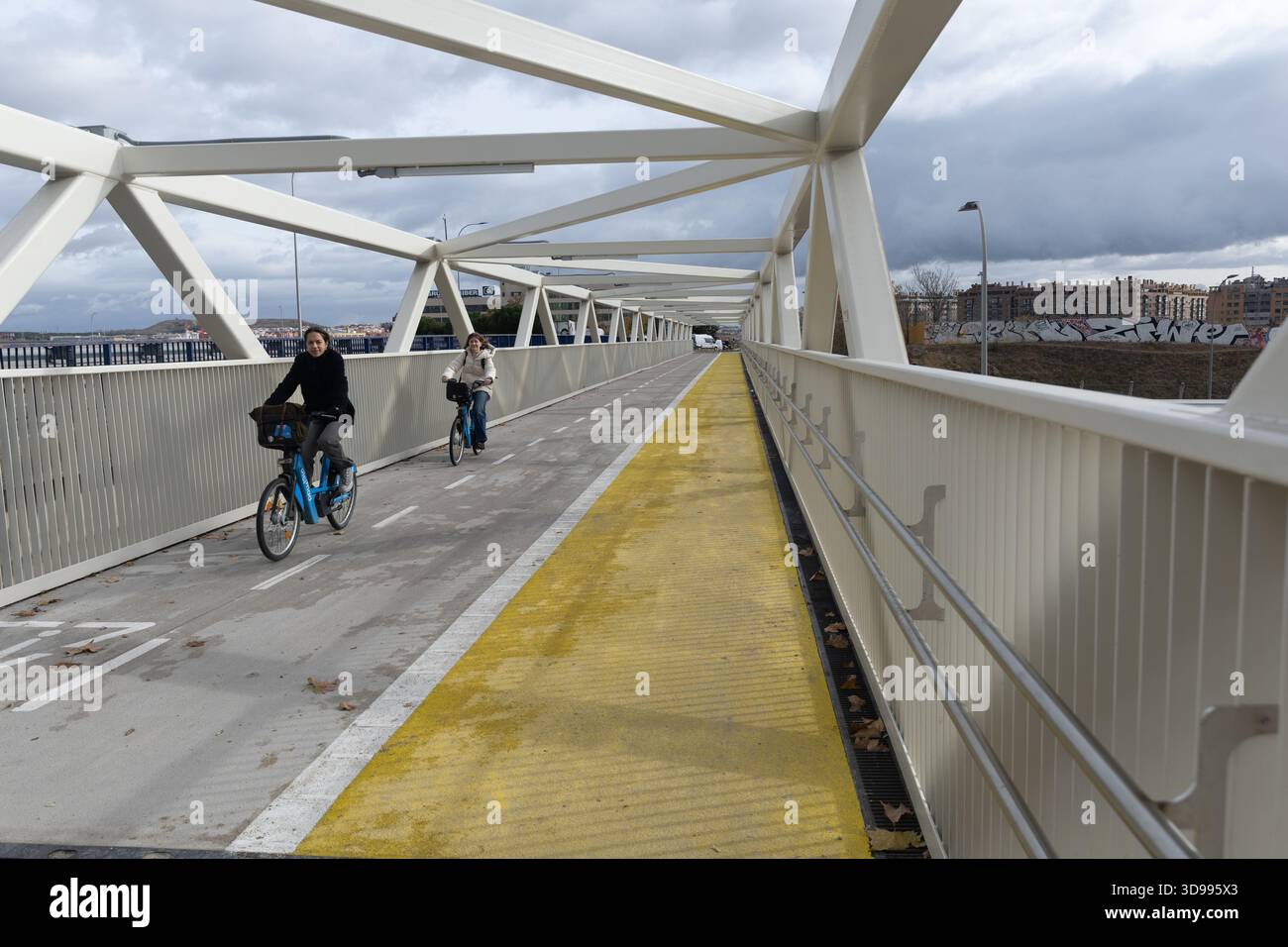 Footbridge connecting the districts of Puente and Villa de Vallecas for ...
