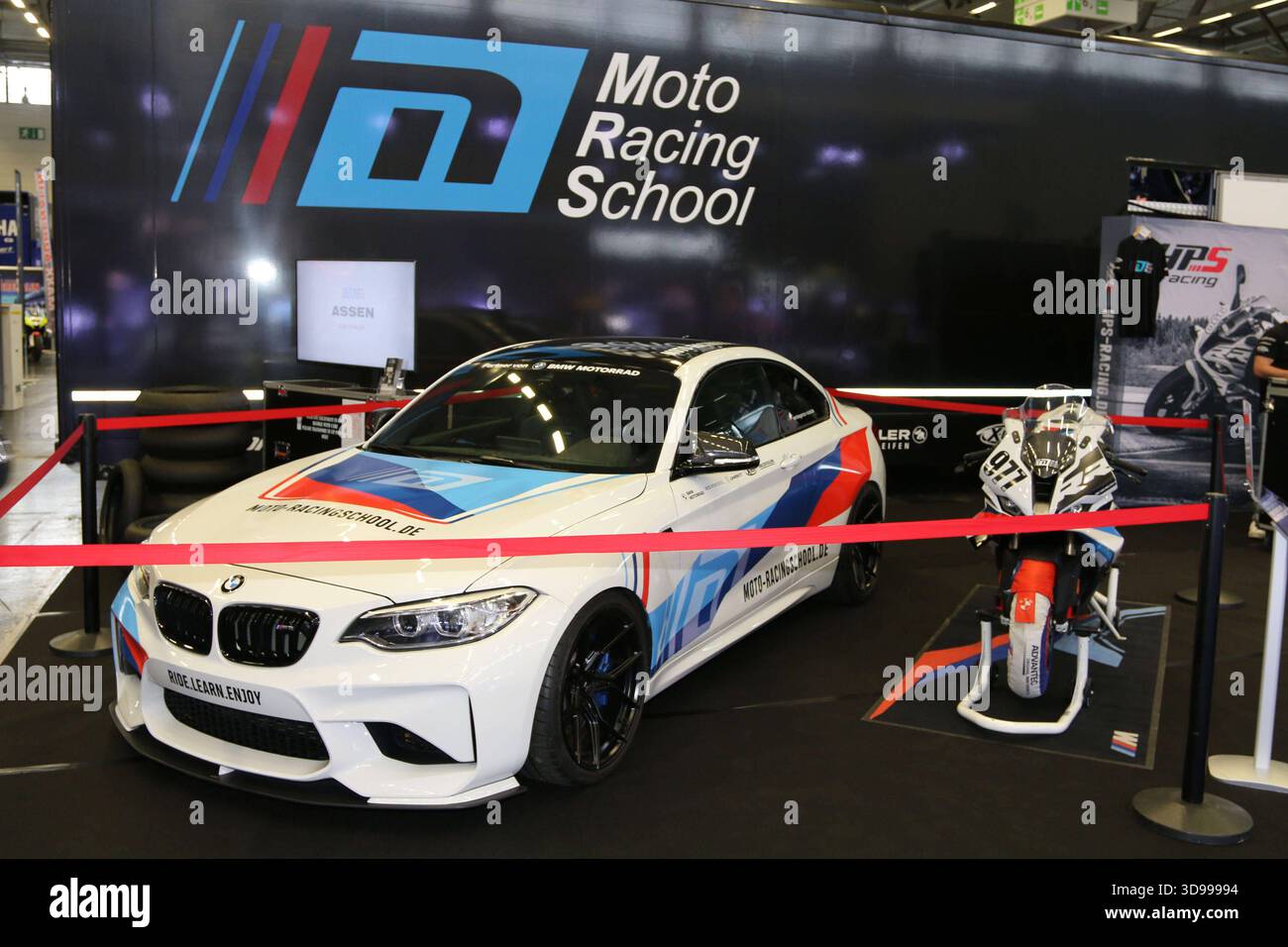 BMW M2 Coupe und BMW S1000RR am Stand der Moto Racing School, Intermot ...