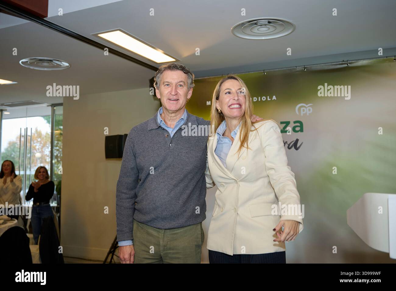The president of the Junta de Extremadura, María Guardiola (r), and the ...
