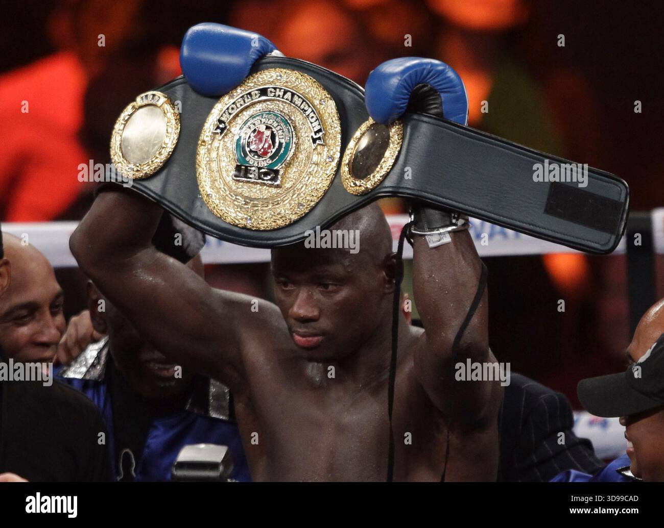 FILE - American Antonio Tarver shows off his new IBO cruiserweight belt ...