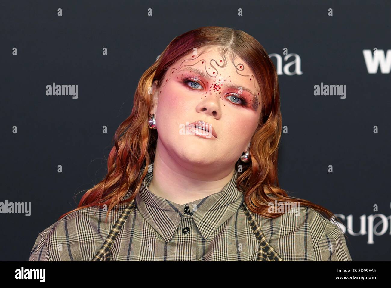 04 December 2025, North Rhine-Westphalia, Bielefeld: Loi, singer ...