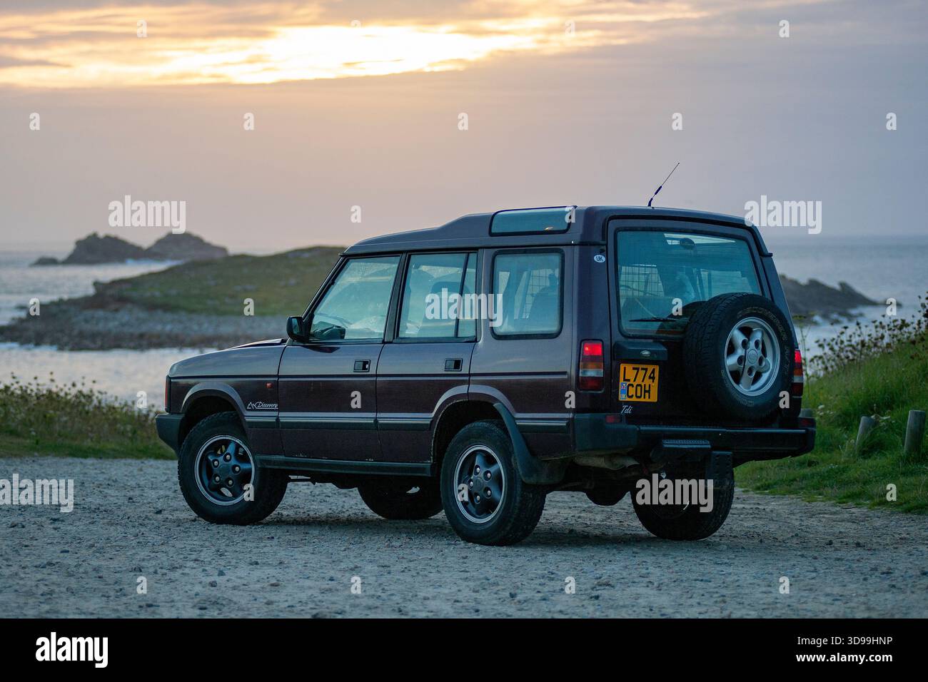 Land rover discovery camel hi-res stock photography and images - Alamy