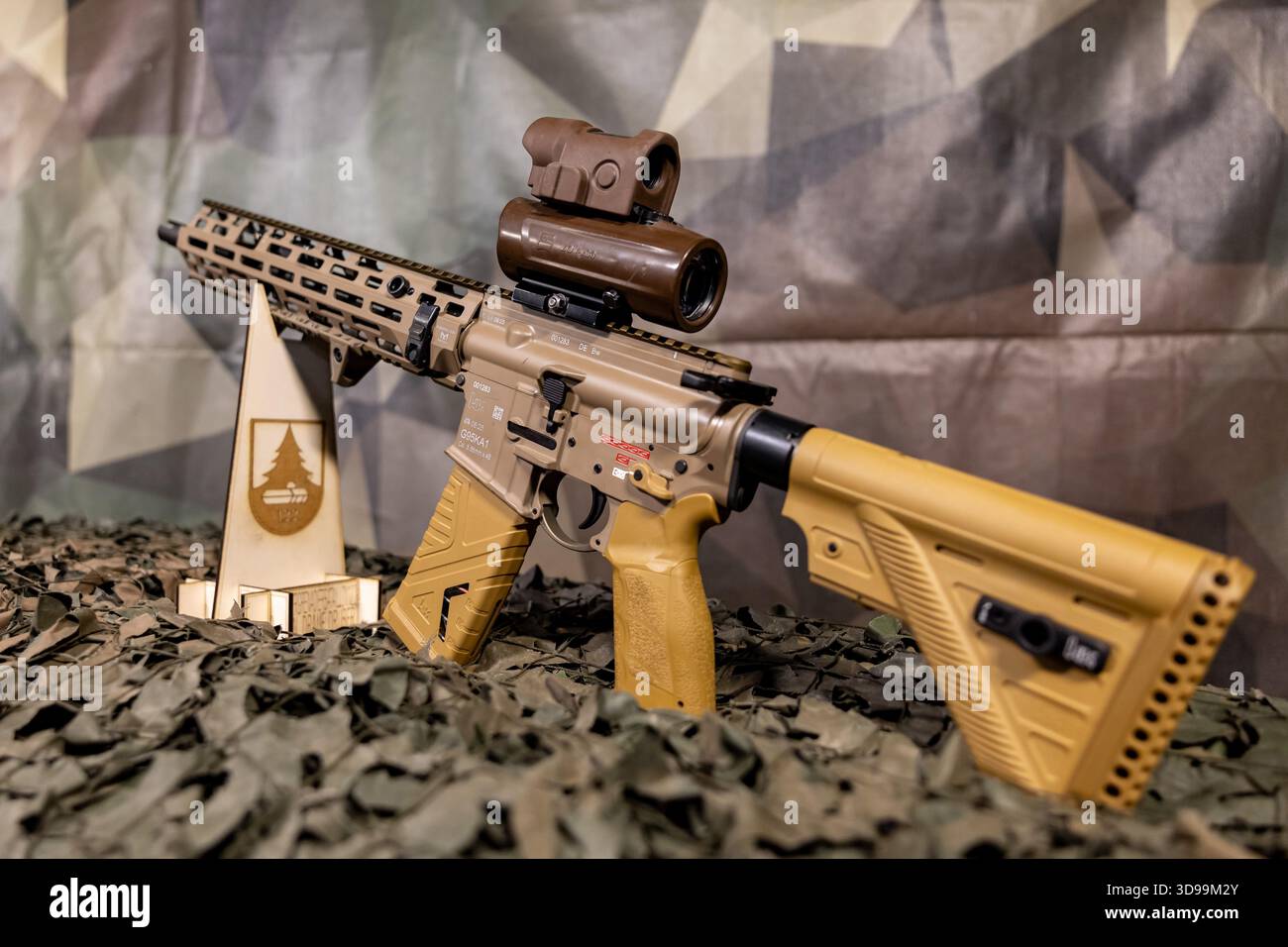 04 December 2025, Bavaria, Grafenwöhr: The G95 assault rifle from ...