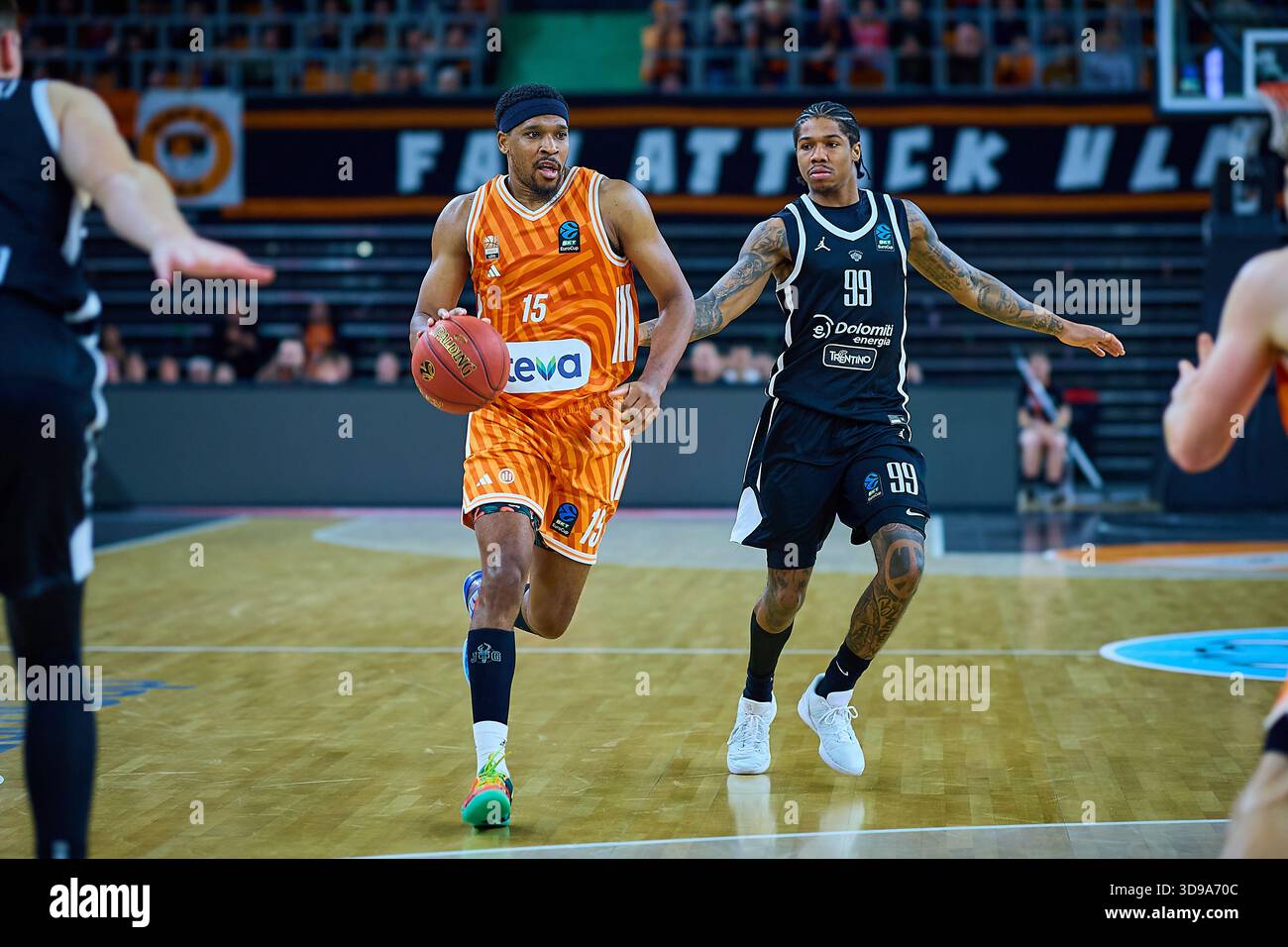Justin Simon (ratiopharm ulm, #15), Khalif Battle (Dolomiti Energia ...