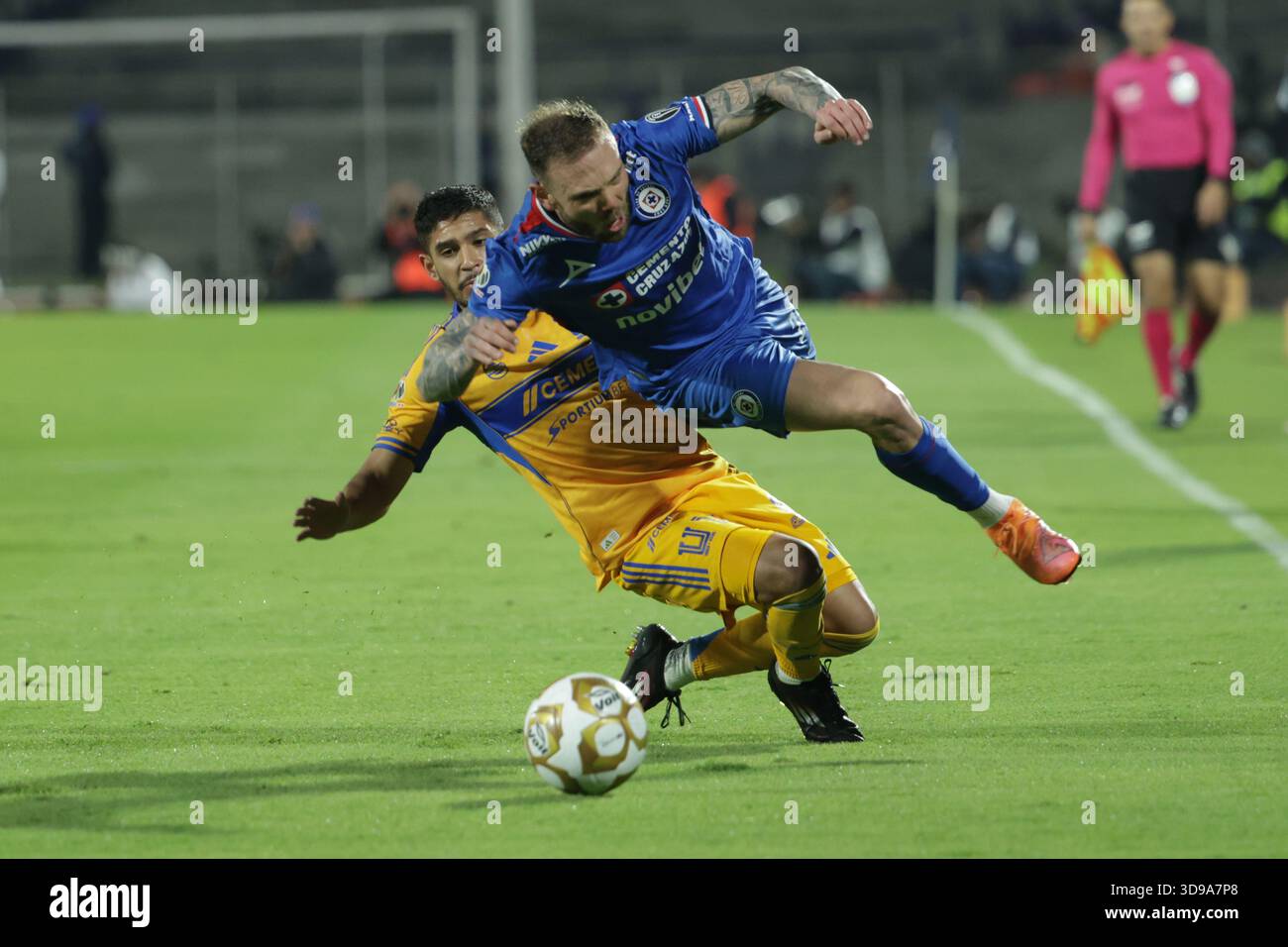 Jesus Garza #14 of Club Tigres and Carlos Rodolfo Rotondi #29 of Cruz ...