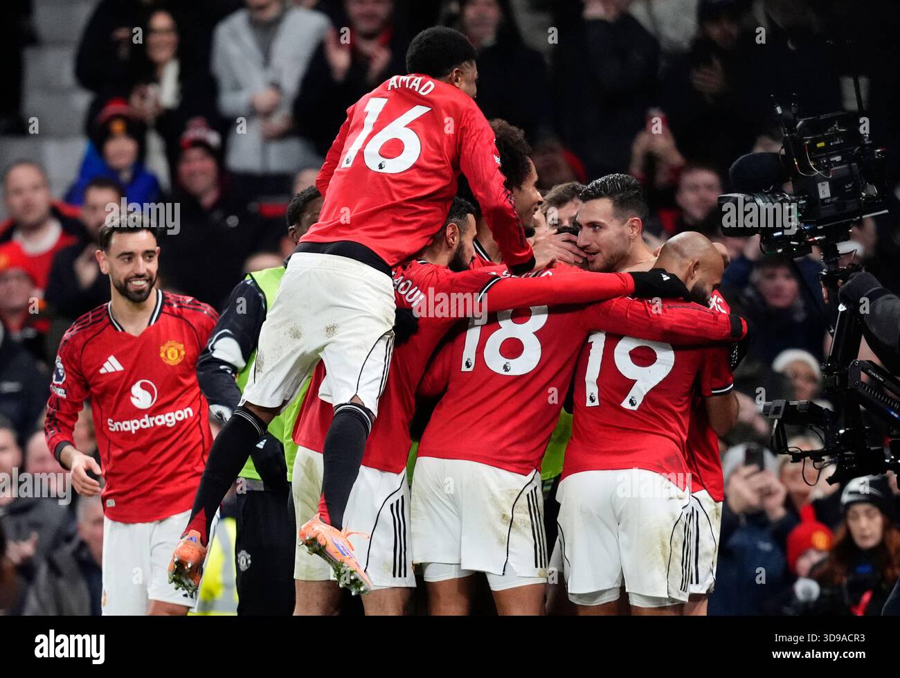 Manchester United's Diogo Dalot (second right) celebrates with team ...