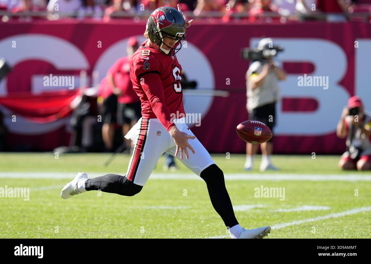 Tampa Bay Buccaneers punter Riley Dixon (9) against the Arizona ...
