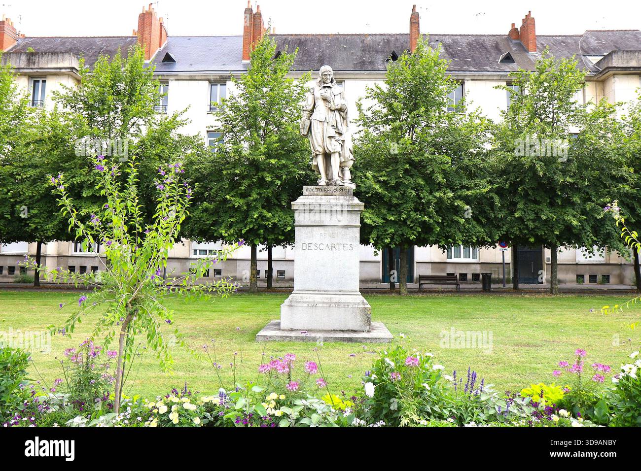 Descartes statue france hi-res stock photography and images - Alamy