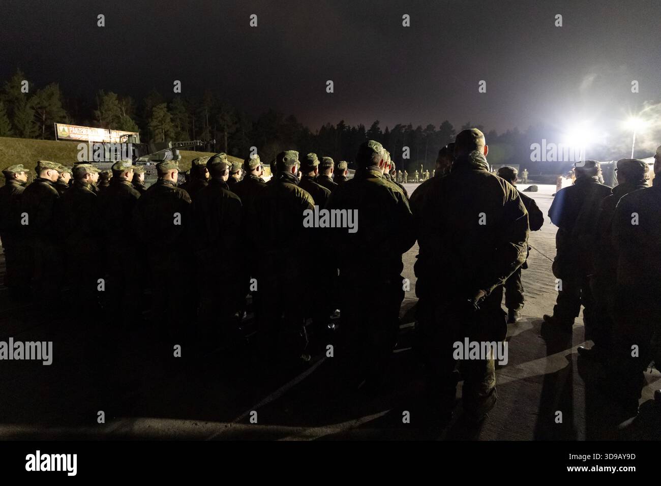04 December 2025, Bavaria, Grafenwöhr: Soldiers of Panzergrenadier ...