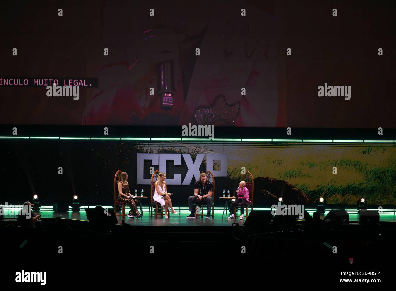 Irish actor former rugby hi-res stock photography and images - Alamy