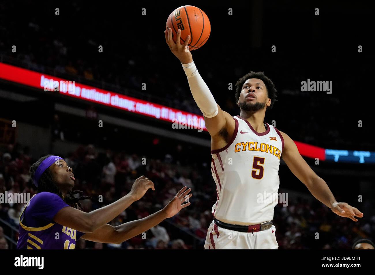 Iowa State forward Joshua Jefferson (5) drives to the basket over ...