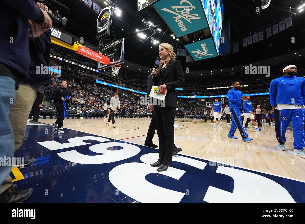 Dallas Mavericks television sideline reporter Lesley McCaslin in the ...