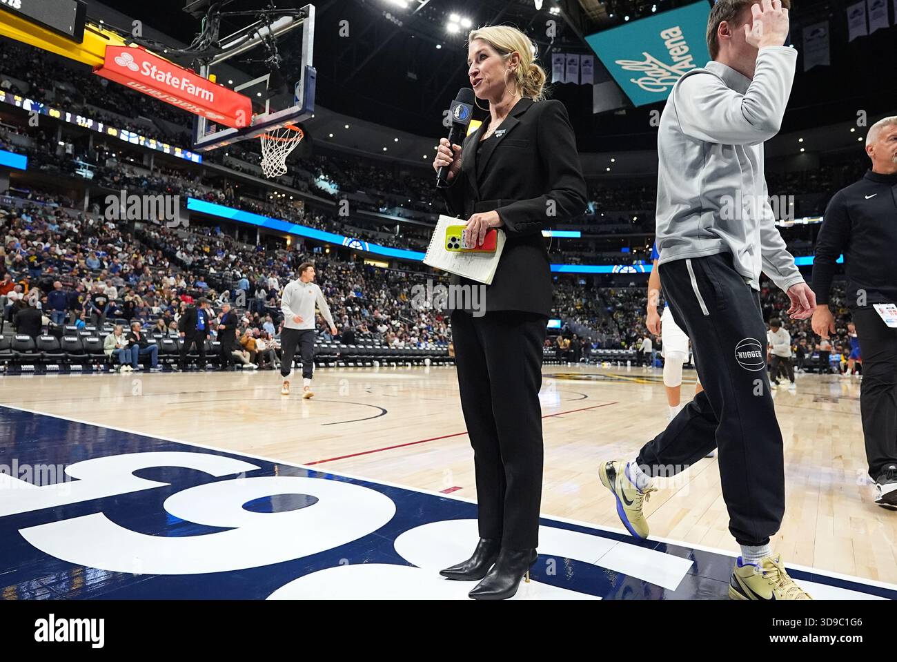 Dallas Mavericks television sideline reporter Lesley McCaslin in the ...