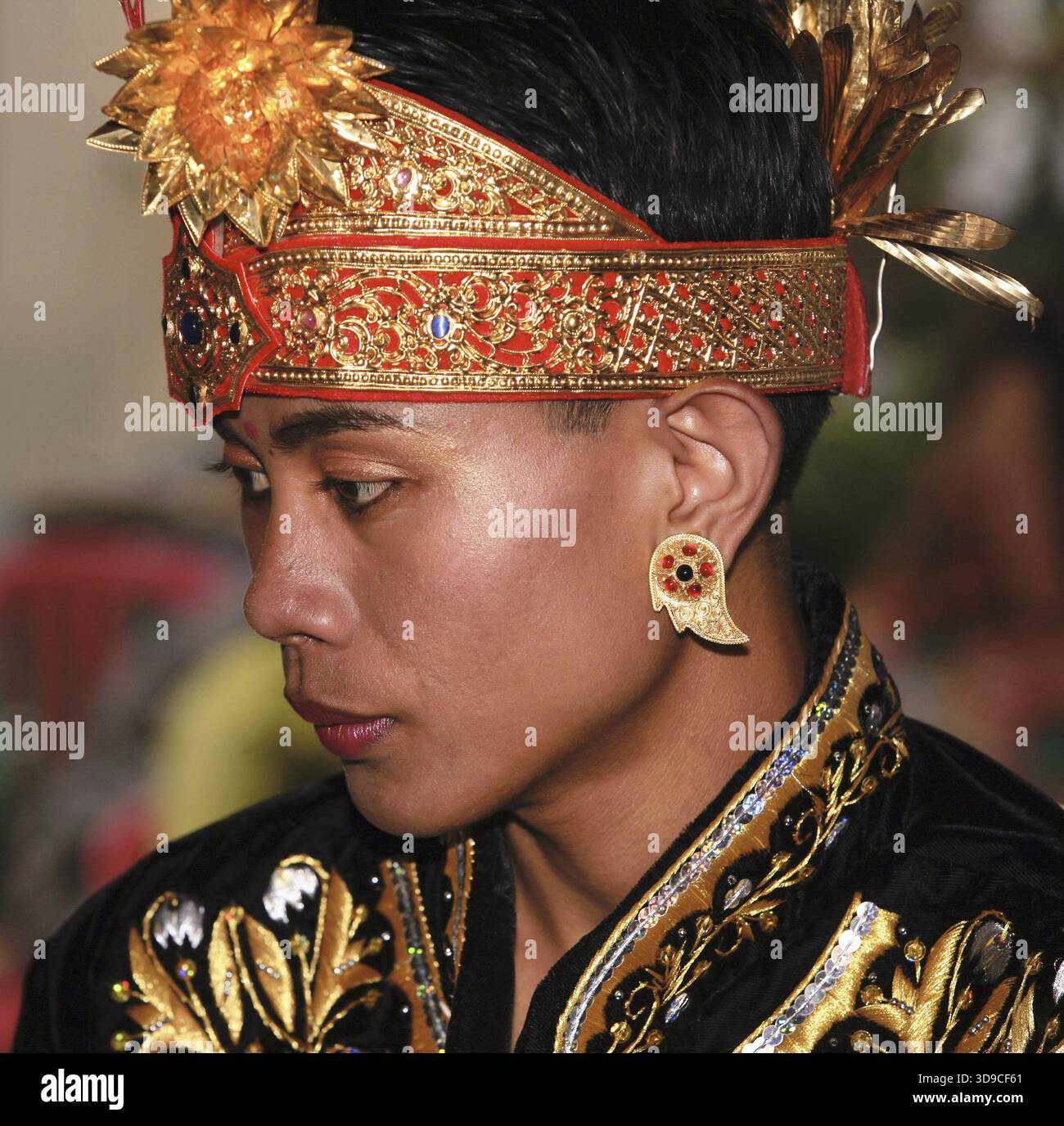 Indonesian traditional suit hi-res stock photography and images - Alamy