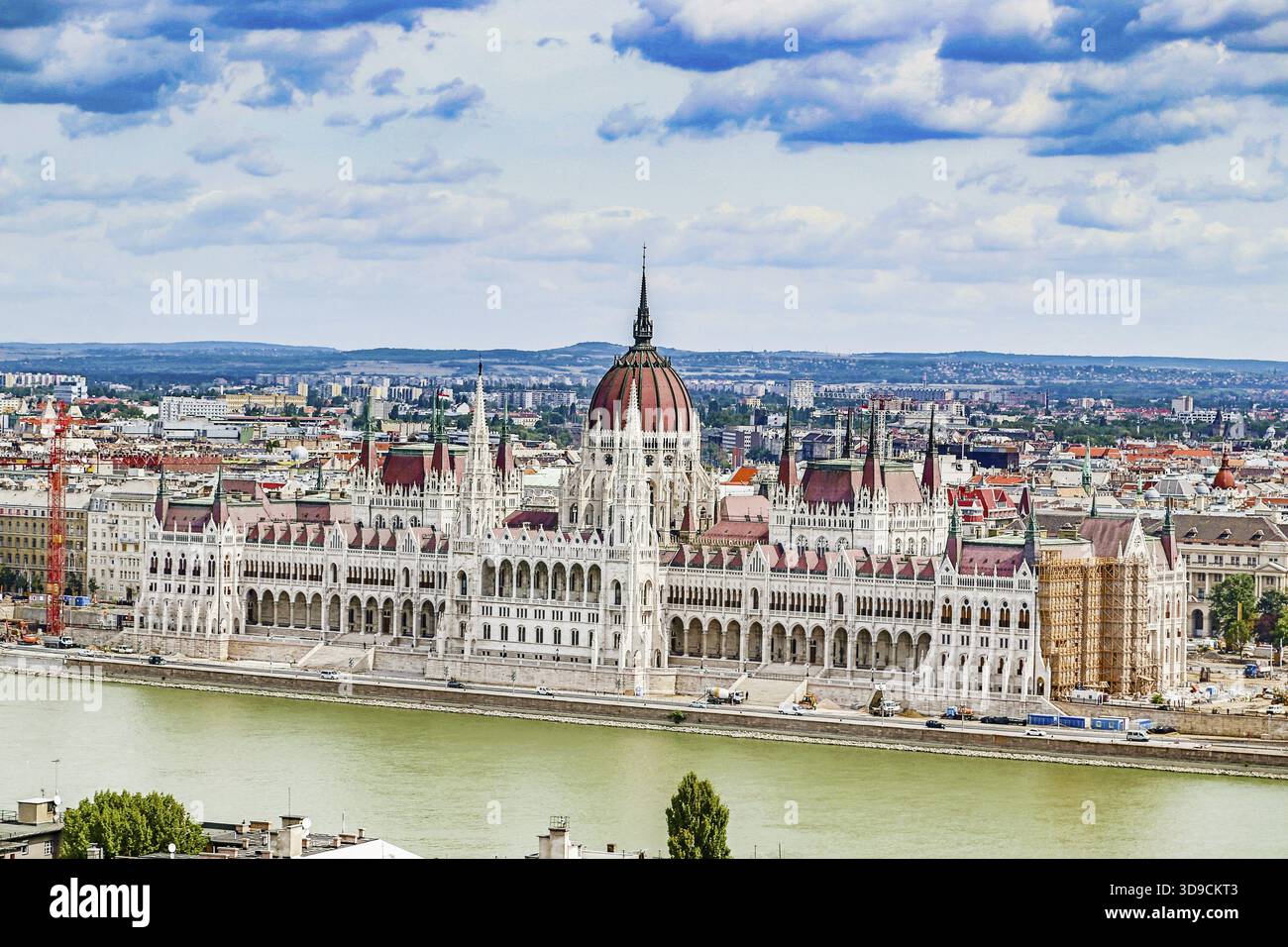 Panorama of the Parliament and the Danube river running through the ...