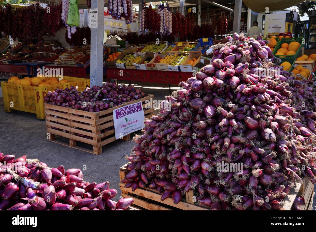 The sweet red onion of tropea hi-res stock photography and images - Alamy