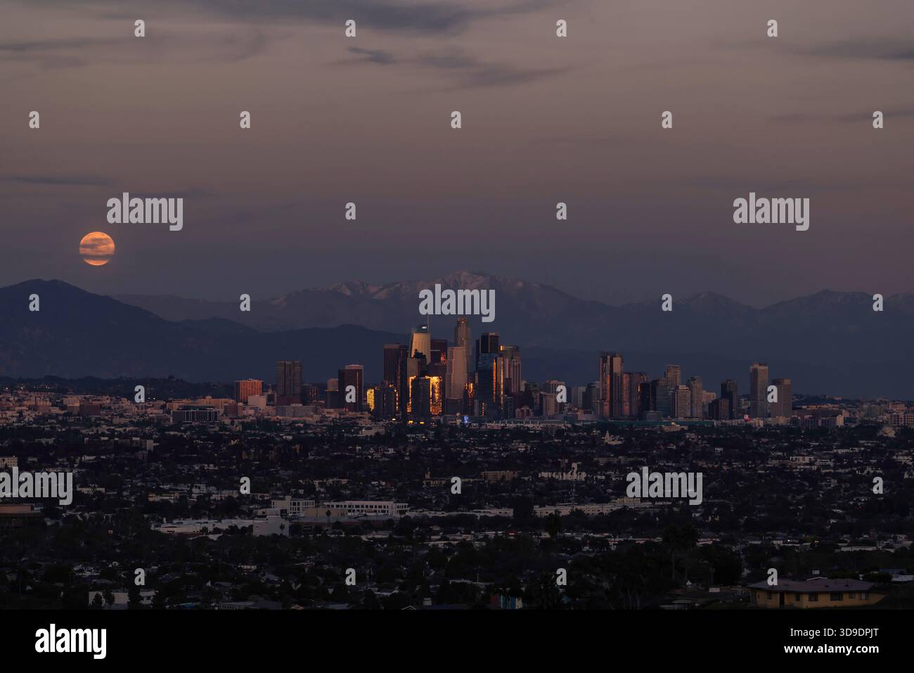 A supermoon rise named Cold Moon rises over Los Angeles. 12/4/25 Los ...