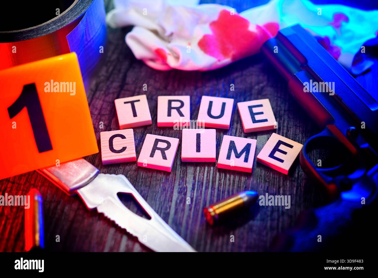 Schriftzug True Crime mit Waffe, Messer und blutigem Tuch *** True ...