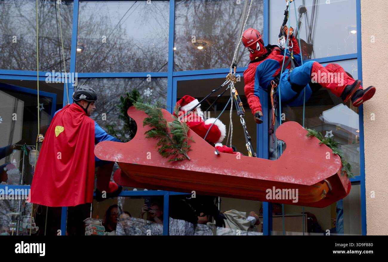 05 December 2025, Mecklenburg-Western Pomerania, Rostock: Santa Claus ...