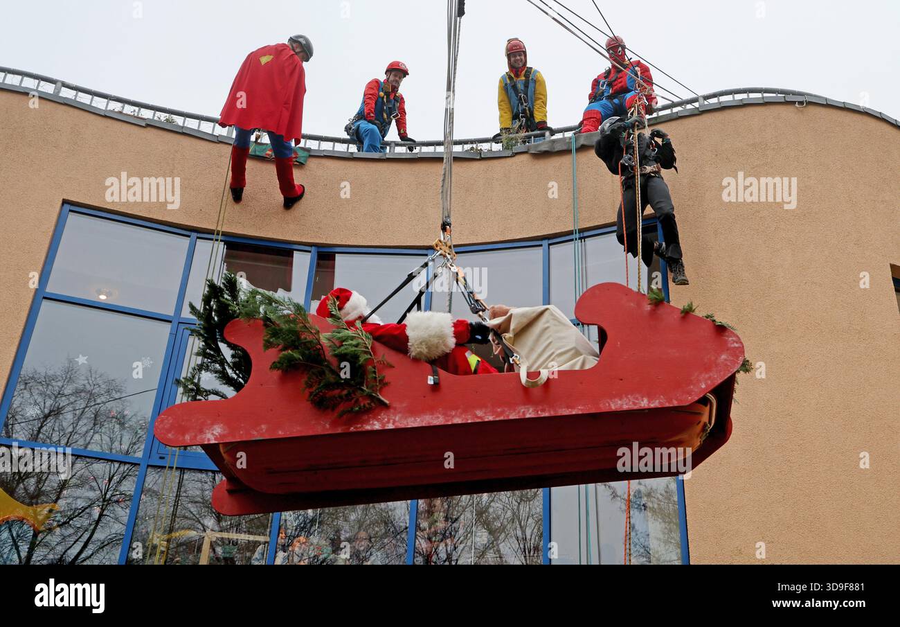 05 December 2025, Mecklenburg-Western Pomerania, Rostock: Santa Claus ...