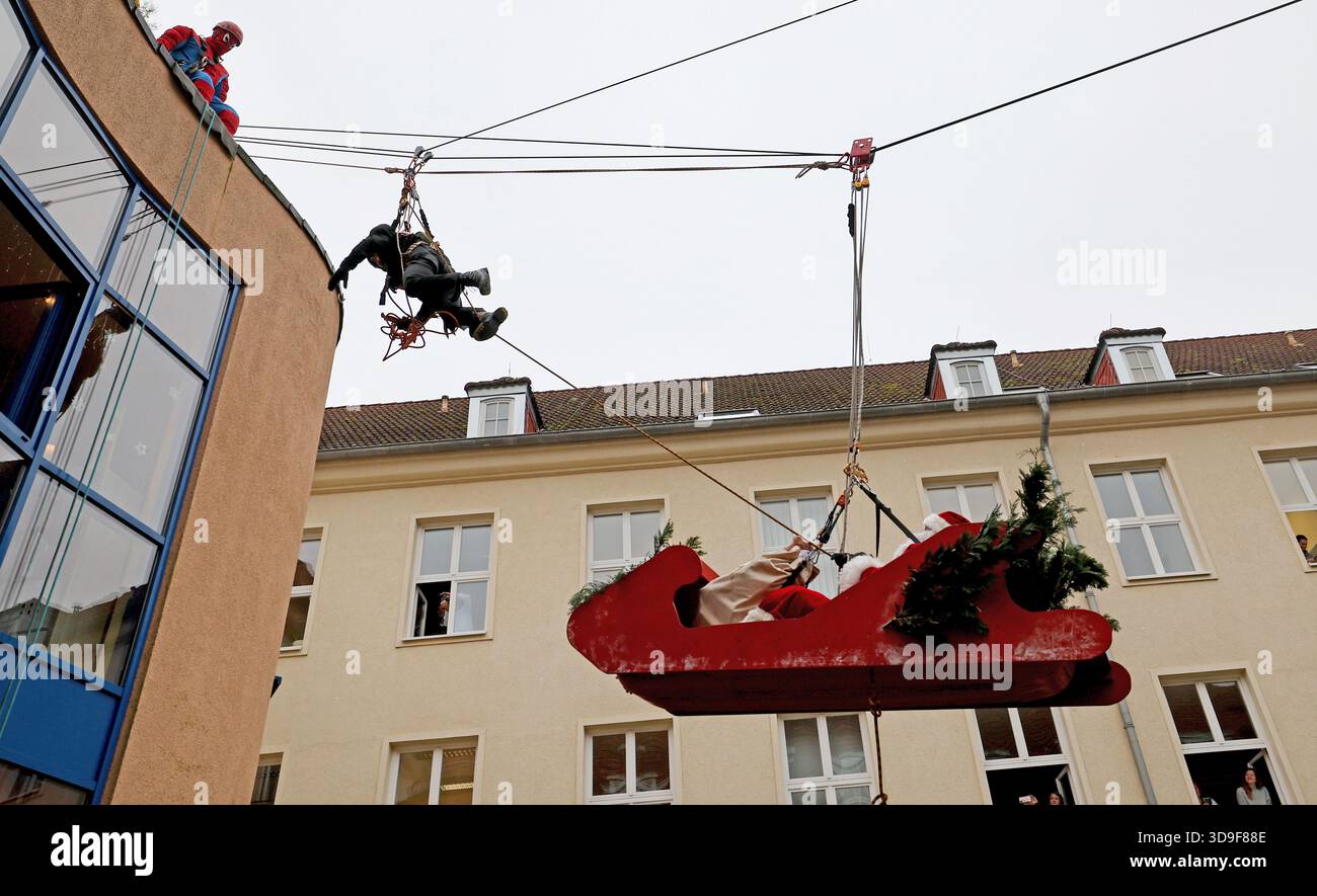 05 December 2025, Mecklenburg-Western Pomerania, Rostock: Santa Claus ...