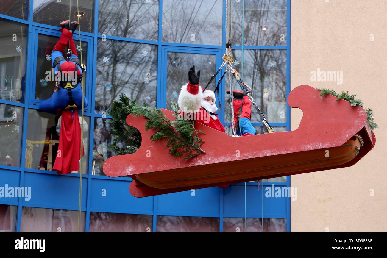 05 December 2025, Mecklenburg-Western Pomerania, Rostock: Santa Claus ...