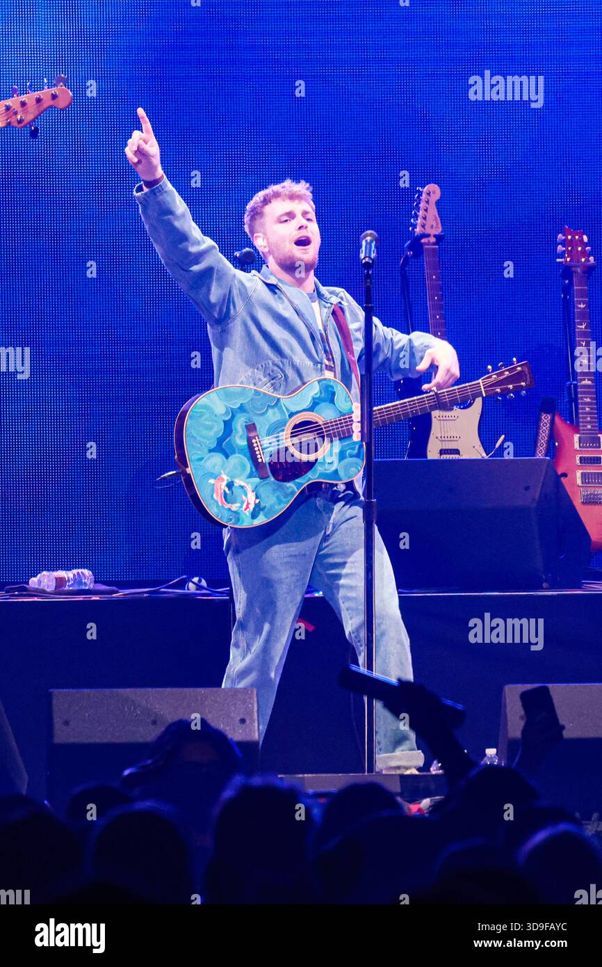 Alex Warren performs during iHeartRadio 106.1 KISS FM's Jingle Ball ...