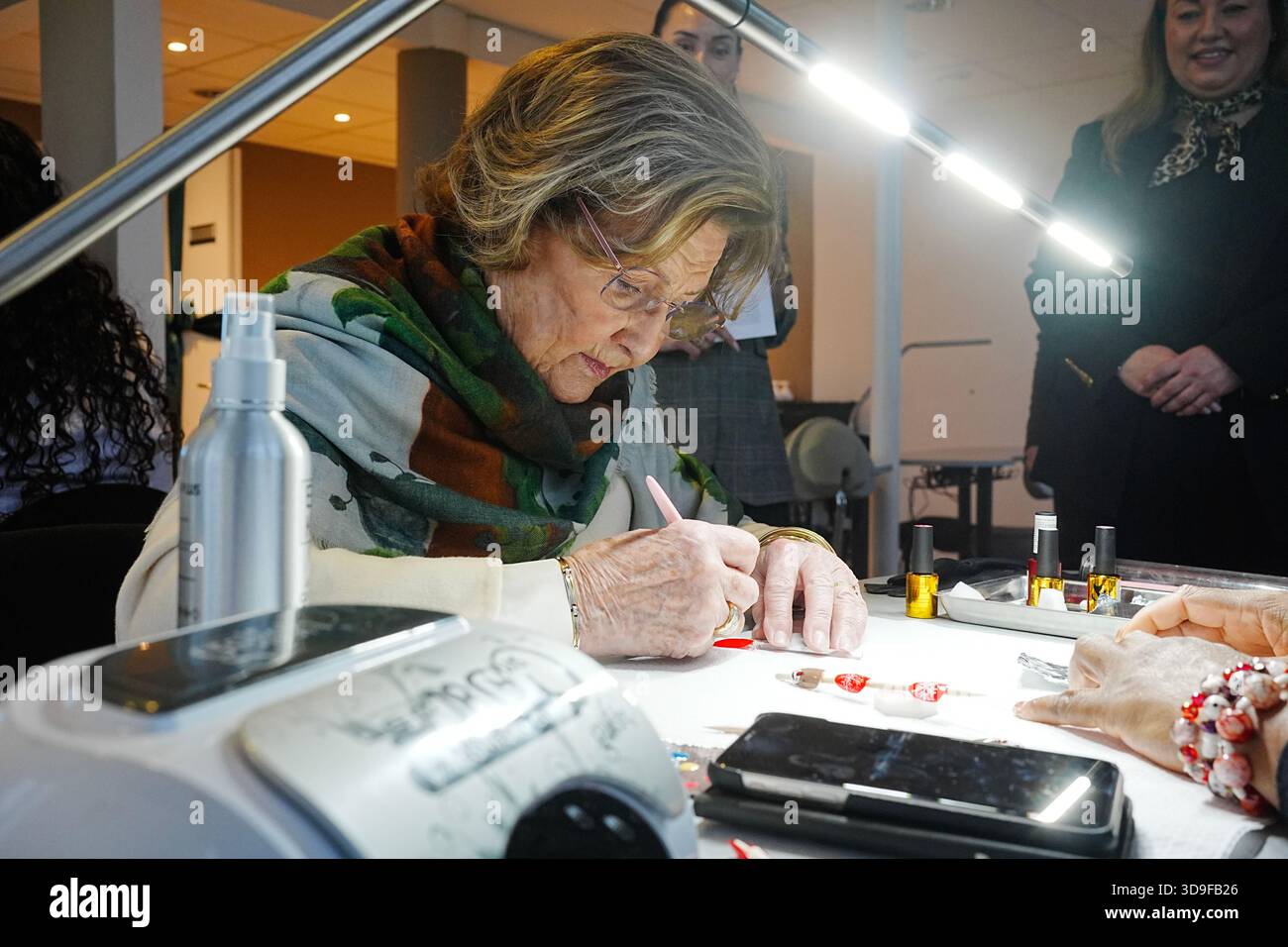 Oslo 20251204. Queen Sonja meets students and teachers who are taking ...